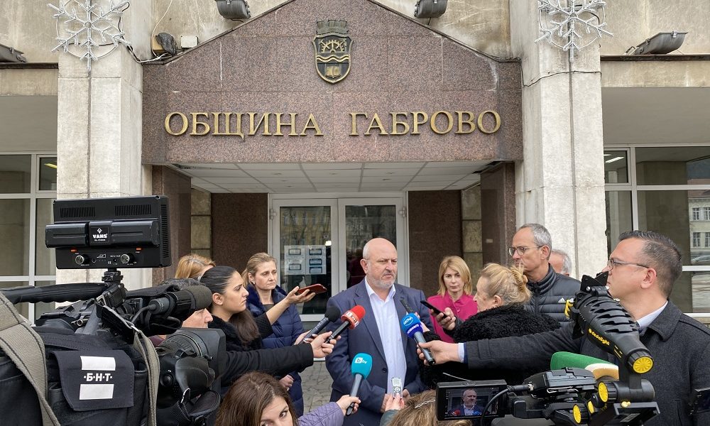 Носете маска в обществния транспорт и таксита, апелира Кризисният щаб ...