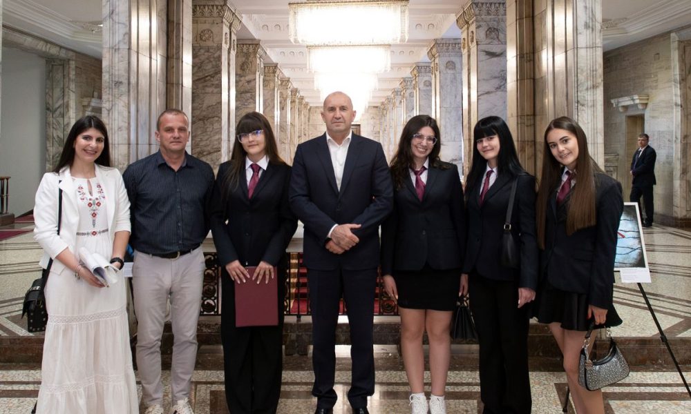 Президентът Румен Радев посрещна ученици от ПГТ Габрово Gabrovo News